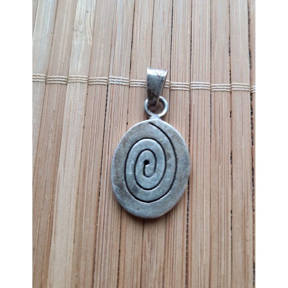 Unbranded | Jewelry | Oval Sterling Silver 925 Pendant Wo A Chain Swirl ...